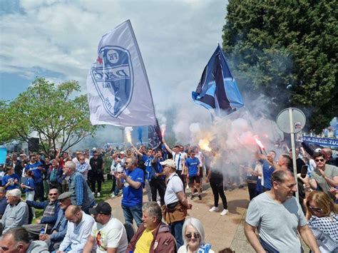 Narod Izašao Na Ulice Zbog Sporne Promjene Grba Dugo Smo Spavali
