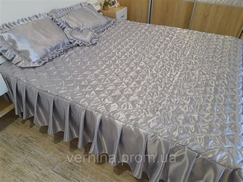 Купити Атласне стьобане покривало євро сірого кольору з рюшами та 2 подушками 1 сердечком