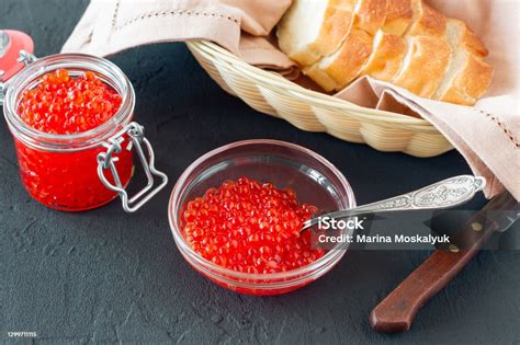 빵과 함께 제공되는 실버 스푼을 곁들인 유리 항아리에 담긴 빨간 캐비어 바다 음식 건강한 식생활 다이어트 검은 색 배경 0명에 대한 스톡 사진 및 기타 이미지 Istock