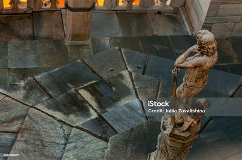 고딕 양식의 첨탑과 흰색 대리석 동상 밀라노 대성당 두오모 디 밀라노의 지붕 밀라노 롬바르디아 이탈리아의 광장에 최고의 관광 명소 오래된 고딕 양식의 건축과 예술의 광각