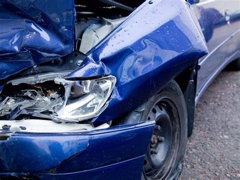 Джигит без книжка се заби в паркиран товарен автомобил във Врачанско