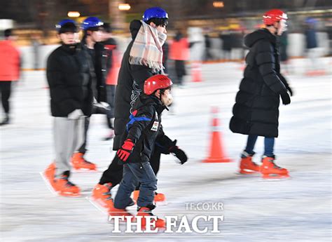 강추위를 뚫고 달리는 스케이트 포토 포토 기사 더팩트