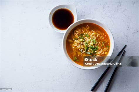 복사 공간와 구체적인 배경에 흰색 그릇에 부추 계란 돼지고기 국물 국수 쉽게 일본 라면의 오버 헤드 이미지 0명에 대한 스톡 사진 및 기타 이미지 Istock