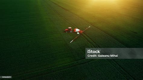 봄에 분무기로 밀밭에 살충제를 뿌리는 트랙터의 조감도 무인 항공기에 대한 스톡 사진 및 기타 이미지 무인 항공기 뿌림 소기업 Istock