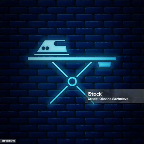 빛나는 네온 전기 철 및 벽돌 벽 배경에 고립 된 다림질 보드 아이콘 스팀 다리미 벡터 일러스트레이션 가사 집안일에 대한 스톡 벡터 아트 및 기타 이미지 Istock