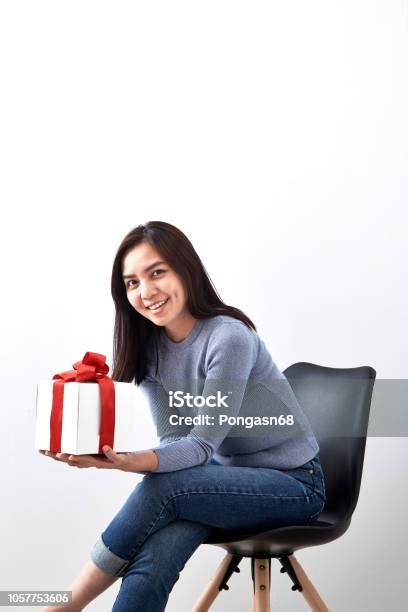 젊은 아시아 여자는 흰색 바탕에 선물 상자를 엽니다 그리고 그림 복사 공간을 포함 2019년에 대한 스톡 사진 및 기타 이미지 2019년 2020년 30 39세