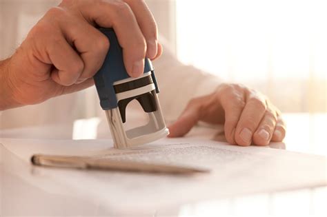 계약 개념을 스탬핑합니다 테이블에 펜으로 사무실에서 문서에 스탬프를 누르는 사업가 의 닫기 경영자에 대한 스톡 사진 및 기타 이미지 Istock