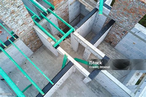건설 중인 경량 콘크리트 벽과 나무 지붕 기둥이 있는 프라이빗 하우스의 미완성 프레임의 공중 보기 인간의 골격에 대한 스톡 사진