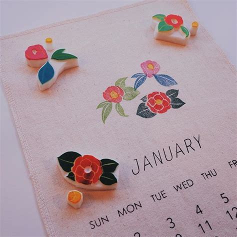 1월이 다 가고 있지만 만들어본 패브릭 캘린더 동백꽃 지우개 스탬프를 만든적에 없어서 세송이를 만들어봤어요 어떻게 찍을까