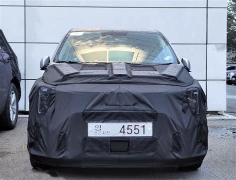 기아 모닝 2차 부분변경 모델 세로형 헤드램프 눈길