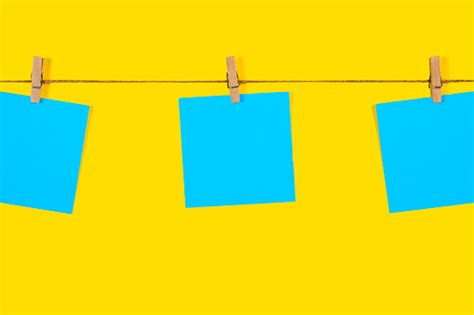 파란색 노트 용지와 장식 핀 또는 노란색 배경에 격리 된 클립 사무실 모의 상단 보기 플랫 레이 다채로운 사무실 노트 또는 스티커 용지 0명에 대한 스톡 사진 및 기타