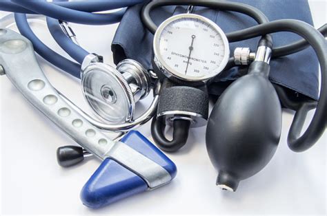 신경과 또는 내과 의사의 진단 키트입니다 신경 반사 망치 혈압 계 및 청진 기에 누워 흰 배경 뇌 및 심혈 관 질환의 진단 개체 그룹에 대한 스톡 사진 및 기타 이미지