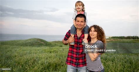 행복한 가족 엄마 아빠와 어린 아들이 푸른 하늘의 배경에 일몰에 여름에 걷고있다 자녀를 가진 부모는 함께 주말을 보낸다 3 명에 대한 스톡 사진 및 기타 이미지 Istock