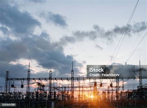 저녁 전기 전송 철탑의 실루엣 발전소에서 도시로의 전력 전송 강철에 대한 스톡 사진 및 기타 이미지 강철 권위 금속 Istock