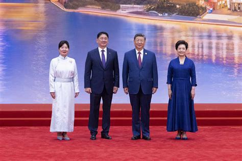 Монгол Улсын Ерөнхийлөгч У Хүрэлсүхийг БНХАУ ын дарга Ши Жиньпин угтлаа