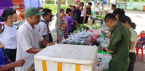 ရခိုင်ပြည်နယ်၊ စစ်တွေမြို့ရှိ မုန်တိုင်းဒဏ်သင့်ပြည်သူများအား ဆန်၊ ဆီ၊ ဆား၊ ကြက်ဥ၊ ဟင်းသီးဟင်းရွက