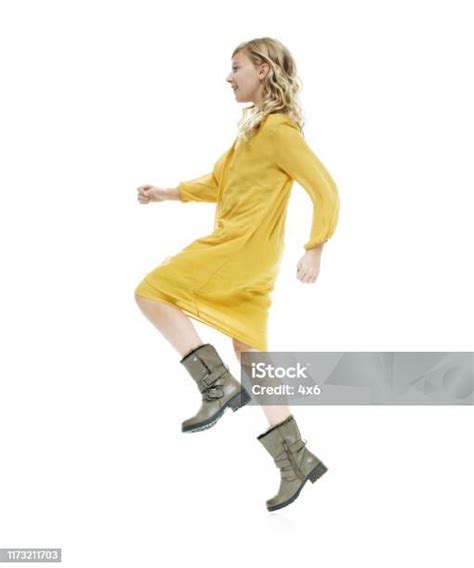 전체 길이 측면 보기 프로필 보기 1011 세 아름 다운 금발 머리 긴 머리 백인 세대 Z 젊은 여자 여성 십 대 여자 실행 조깅 흰색 배경 착용 드레스 부츠 시원한 태도