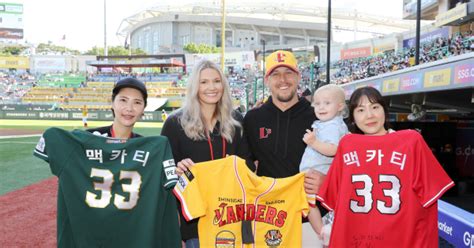 Ssg 맥카티의 보답 유니폼과 과자 박스 팬서비스 한 사연