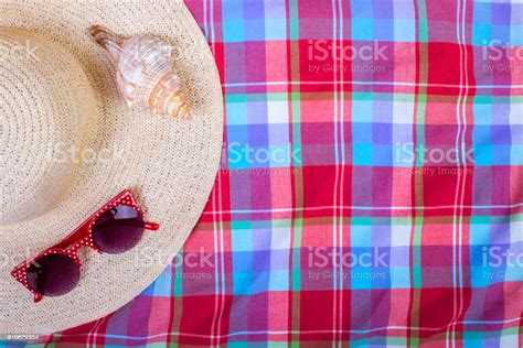 밀 짚 비치 여자의 모자 태양 안경 상단 보기 조개 텍스트 위한 공간 0명에 대한 스톡 사진 및 기타 이미지 0명 개인 장식품 노랑 Istock