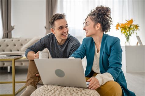 여자와 남자는 가정에서 노트북 컴퓨터를 사용하여 가족 작업 여가 개념 18 19세에 대한 스톡 사진 및 기타 이미지 18