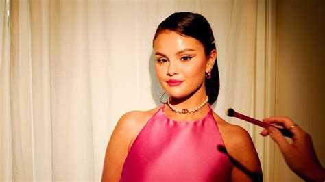 Selena Gomez S Adorable Moment With Fans Paparazzi Goes Viral Mumbai Times