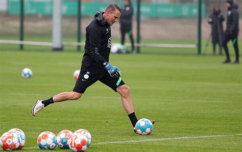 Torwarttrainer Pascal Formann Vfl Wolfsburg Koen Casteels Pavao Pervan Niklas Klinger Lino
