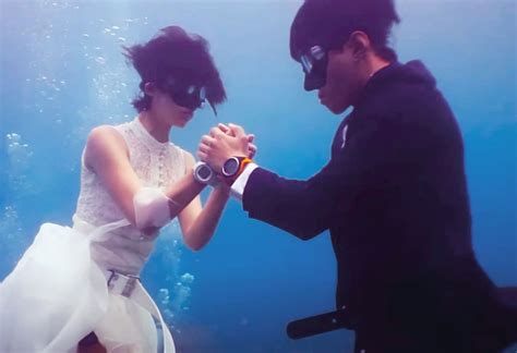 조용히 결혼하고 싶어서 물속에서 수중 결혼한 배우 커플
