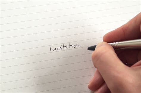 줄이 그어진된 종이에 필기에 단어 초대 펜으로 작성 하는 손 0명에 대한 스톡 사진 및 기타 이미지 0명 개념 검은색 Istock