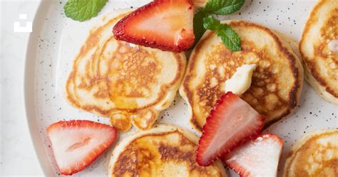 팬케이크와 딸기를 얹은 흰색 접시 사진 Unsplash의 무료 딸기 이미지