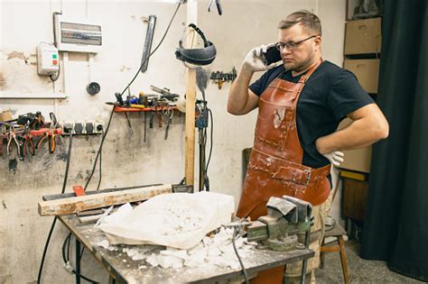 남자 조각가 조각 가슴 점토 인간 여성 조각을 만듭니다 동상 공예 창조 워크샵 교육 강좌에 대한 스톡 사진 및 기타 이미지 교육 강좌 사람 얼굴 워크숍 Istock