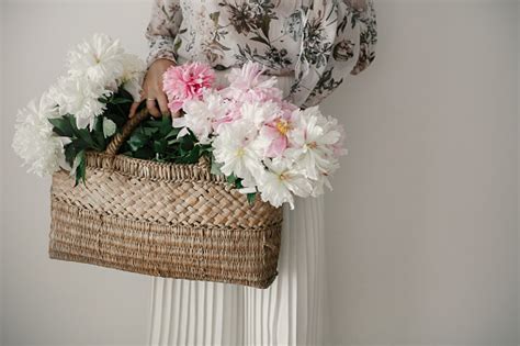 Boho 소녀 소박한 바구니에 분홍색과 흰색 모란을 들고 작 약 꽃을 수집 하는 보헤미안 꽃 드레스에서 Hipster 세련 된