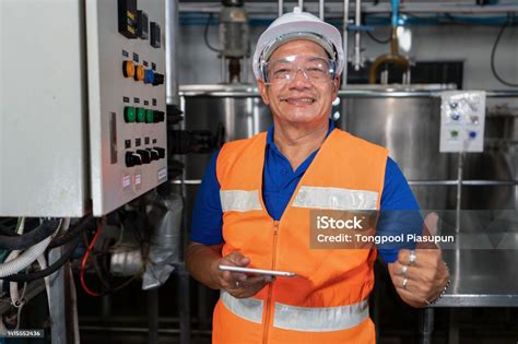 전기 엔지니어는 장비 스키드 체크 검사를합니다 열전대 제어 패널 수행 가솔린에 대한 스톡 사진 및 기타 이미지 가솔린 강철