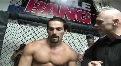 Sophie Dee正在健身房里为她即将来的怨恨比赛练习，在那里她可以吮吸她遗体伴侣的坚硬鸡巴 Xhamster