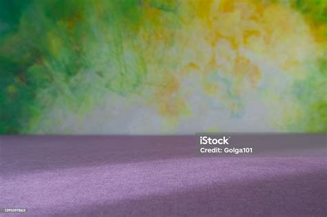 밝지 않은 초점 흐릿한 추상적 인 여러 가지 색상의 배경 쇼케이스 0명에 대한 스톡 사진 및 기타 이미지 0명 가정의 방 갈색 Istock