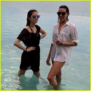 Anna Kendrick Aubrey Plaza Mexico Vacation Photos Anna Kendrick Aubrey Plaza Just Jared