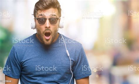 잘생긴 젊은이 두려워 하 고 놀라운 식 공포와 흥분된 얼굴 충격 절연 배경에 음악을 듣고 하는 헤드폰을 착용 감정에 대한 스톡 사진 및 기타 이미지 Istock