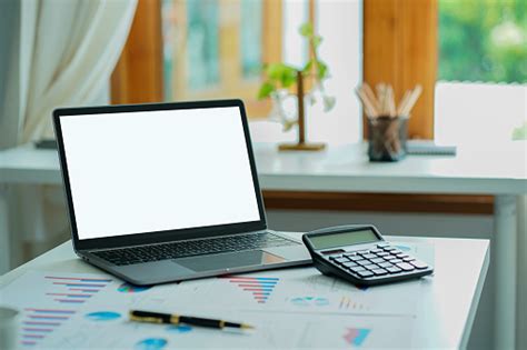 비즈니스 아이디어 문서 재무 그래프 및 책상에 계산기가있는 랩톱 컴퓨터 0명에 대한 스톡 사진 및 기타 이미지 0명 가죽