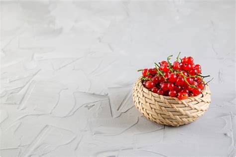 회색 콘크리트 배경에 고리버들 바구니에 잘 익은 맛있는 밝은 빨간 건포도 0명에 대한 스톡 사진 및 기타 이미지 0명 개체 그룹 건강한 식생활 Istock