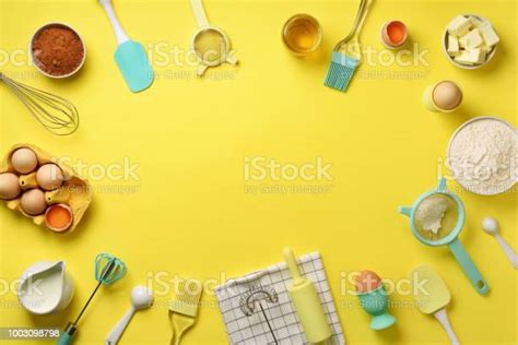 시간을 구워입니다 베이킹 재료버터 설탕 밀가루 계란 기름 숟가락 회전 핀 브러쉬 털 노란색 배경 위에 수건 베이커리 음식 프레임 개념을 요리입니다 보기 상위 공간을 복사