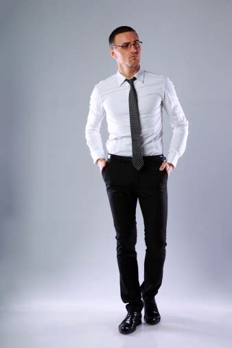 스튜디오 슛 선으로나 카메라를 향해 미소 짓는 생각에 잠긴 남자 사업가 가득 찬에 대한 스톡 사진 및 기타 이미지 가득 찬 갈색 머리 개발 Istock