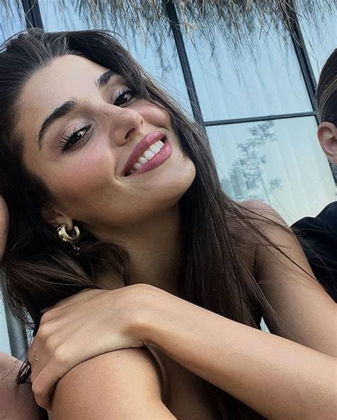 Pin On Hande Beautiful Women Faces Cute Couples Hande Ercel