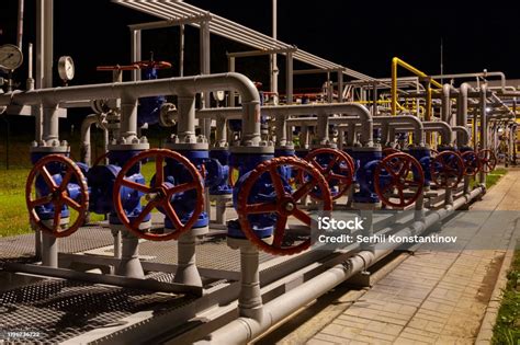 가스 생산 및 가공 플랜트의 파이프라인 시스템 파이프 밸브 기압계 야간 촬영 0명에 대한 스톡 사진 및 기타 이미지 0명 가솔린 강철 Istock