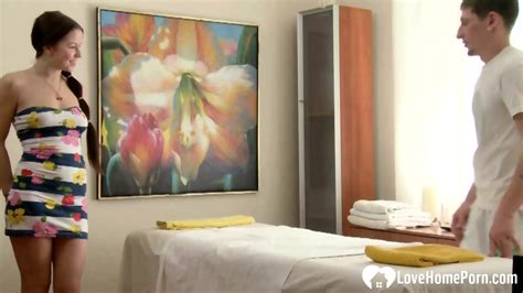 Masseur Slides His Cock In While Working XhURlS