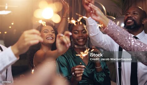 사업가 파티 및 밤에는 축하 다양성 및 새해 카운트 다운에 대한 행복을 위해 폭죽 여성 남성 및 갈라 이벤트에서 불꽃 놀이 연결 또는 그룹에서 응원으로 친구를 위해 미소