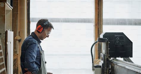 자동화된 생산 작업장에서 Cnc 절단기를 작동하는 남성 목수의 측면 초상화 사진 Unsplash의 산업 이미지