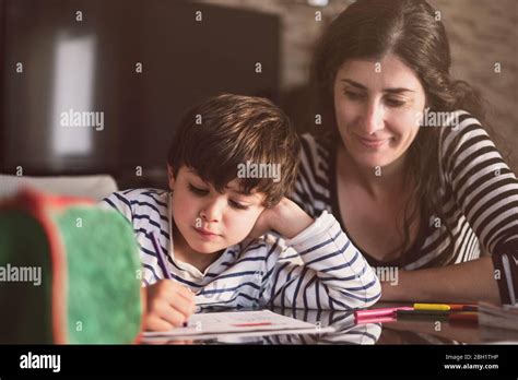 Sohn Hilft Mutter Stockfotos Und Bilder Kaufen Alamy