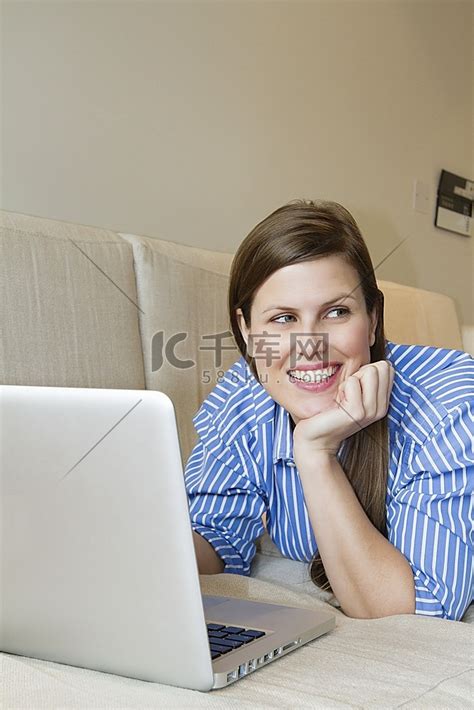 年轻女子使用笔记本电脑美女沙发高清摄影大图 千库网