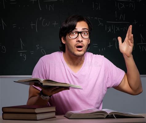 Jovem Estudante Do Sexo Masculino Sentado Na Sala De Aula Foto De Stock Imagem De Palestra
