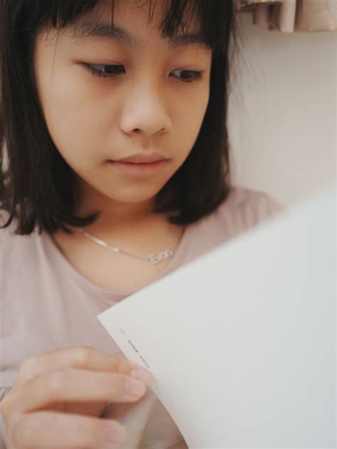 靓仔今天去他們八年級的露營活動 她跟他媽媽聯絡的第一句是 教官好兇，我可能活不下去 然後我要跟靓仔講話，還沒開口 靓仔 爸爸