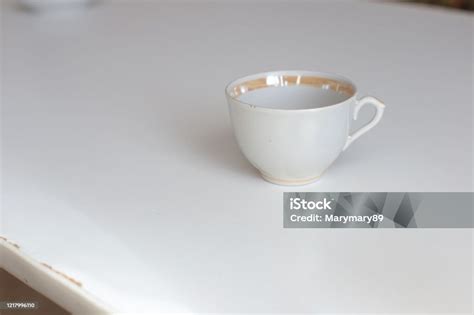 매일 사용하기위한 깨끗한 조리 기구 흰색 테이블 배경에 빈 요리 0명에 대한 스톡 사진 및 기타 이미지 0명 가정의 방 개념 Istock